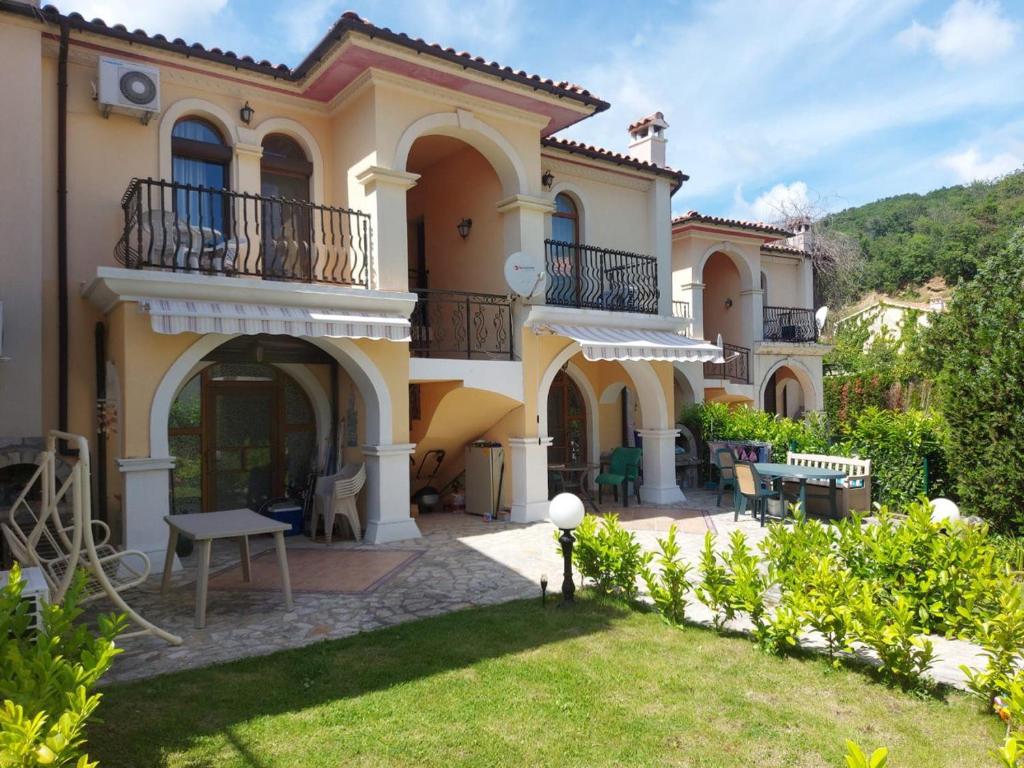 House by the beach in Elenite - Royal Club Victoria
