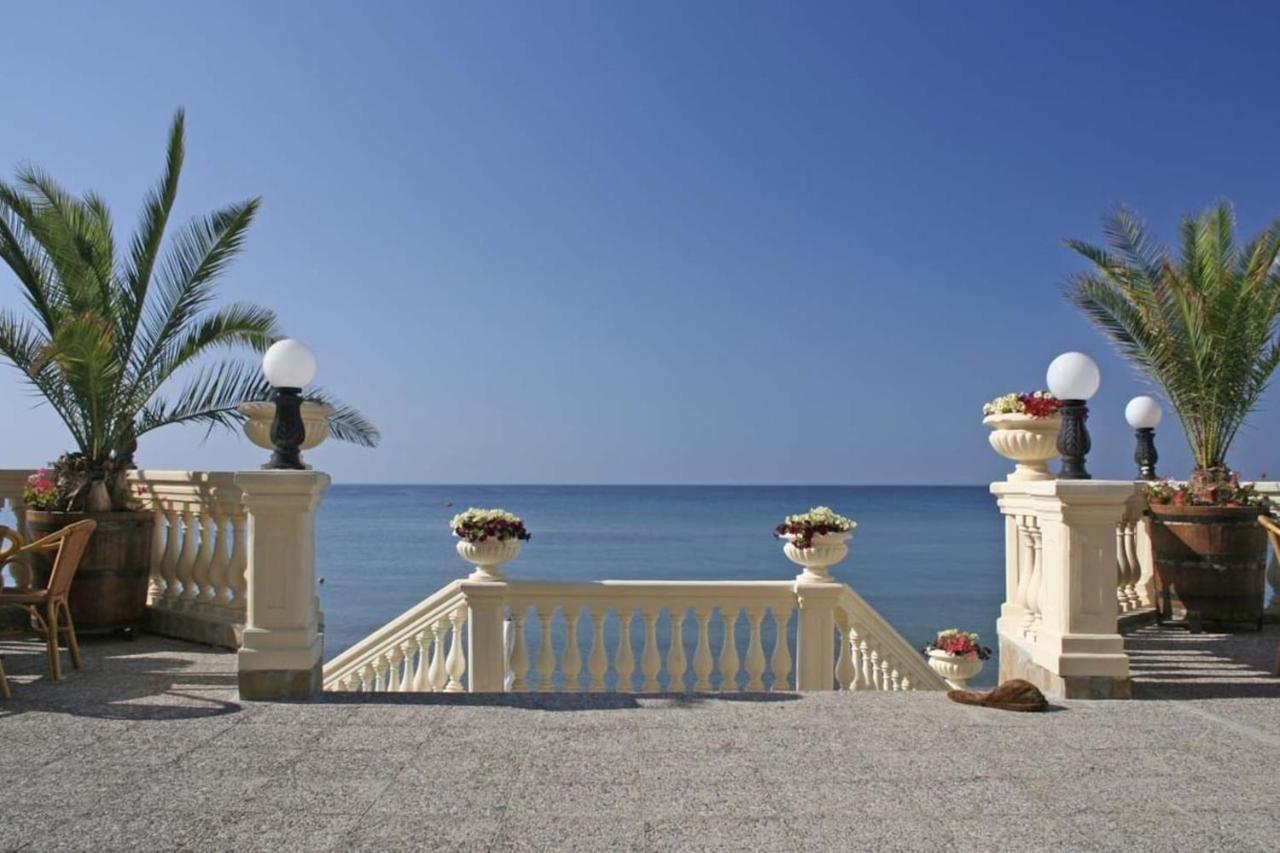 House by the beach in Elenite - Royal Club Victoria